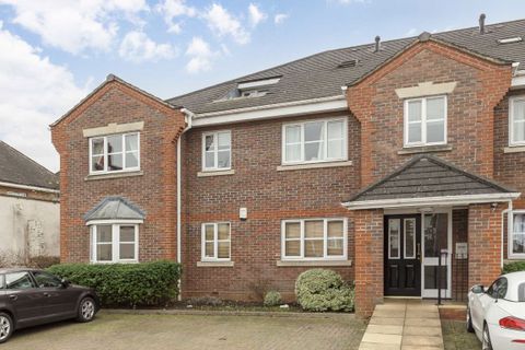 2 bed flat to rent in Amelia Close, Acton W3, £1,998 pcm - Zoopla