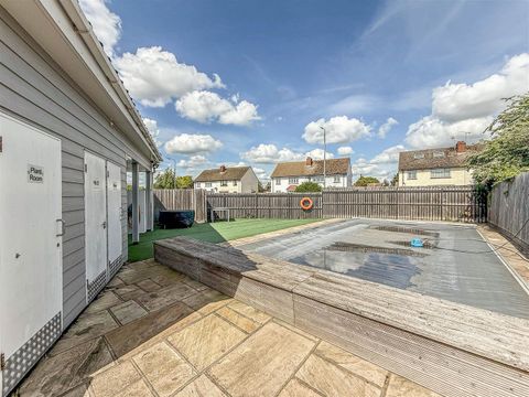 2 bed bungalow for sale in Rawreth Lane, Rawreth, Wickford SS11, £ ...