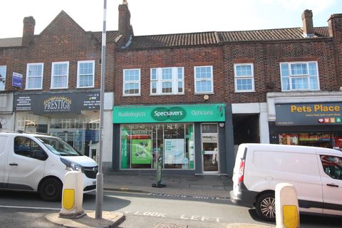 2 bed flat to rent in Central Road, Worcester Park KT4, £1,500 pcm - Zoopla