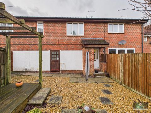 Leybourne Close, Tollgate Hill RH11, 2 bed maisonette to rent, £1,300 ...