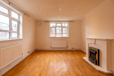 Beaconsfield Road, London N11, 2 bed flat for sale, £350,000 - Zoopla