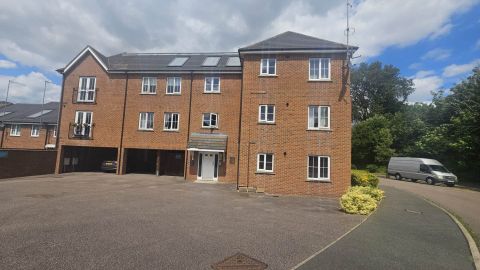 Cable Crescent, Woburn Sands MK17, 2 bed flat to rent, £1,150 pcm - Zoopla