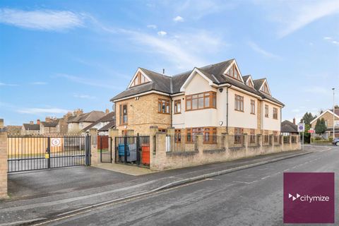 2 bed flat for sale in Mawney Road, Romford RM7, £300,000 - Zoopla