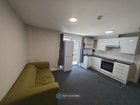 Colum Road, Cardiff CF10, 3 bed flat to rent, £1,300 pcm - Zoopla