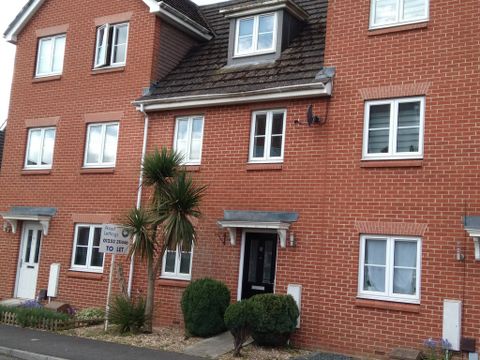 3 bed semi-detached house to rent in Vixen Drive, Aldershot GU12, £ ...