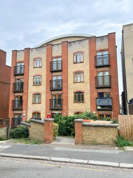 2 bed flat to rent in Approach Road, New Barnet EN4, Barnet,, £1,800 ...