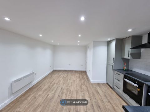 Studio to rent in Mawney Road, Romford RM7, £1,200 pcm - Zoopla