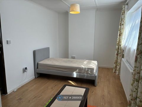 Room to rent in Hunters Grove, Hayes UB3, £950 pcm - Zoopla