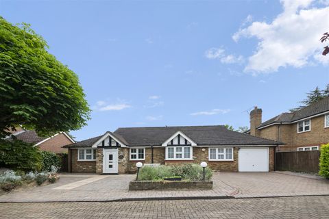 4 bed detached bungalow for sale in Dukes Ride, Ickenham UB10, £ ...