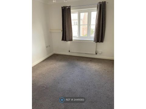 2 bed flat to rent in Walson Way, Stansted CM24, £1,300 pcm - Zoopla