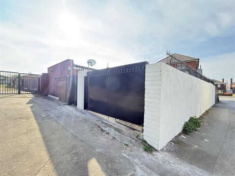 Studio to rent in Oak Road, West Bromwich B70, £675 pcm - Zoopla