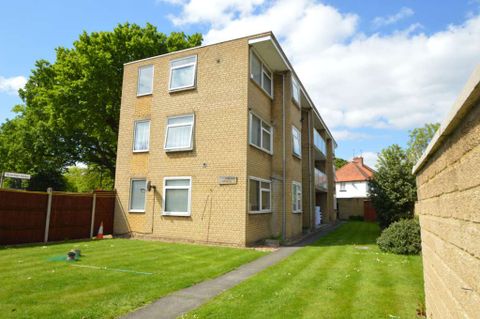 Bedfont Road, Feltham TW13, 2 bed flat to rent, £1,475 pcm - Zoopla