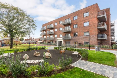 2 bed flat for sale in Springfield Drive, London SW17, £600,000 - Zoopla