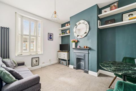 Brook Road South, Brentford TW8, 2 bed flat to rent, £2,250 pcm - Zoopla