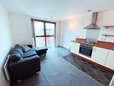 1 bed flat to rent in City Point 2, Salford M3, £950 pcm - Zoopla