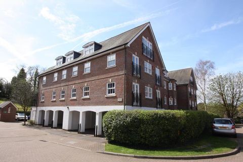 2 bed flat to rent in Sells Close, Guildford GU1, £1,500 pcm - Zoopla