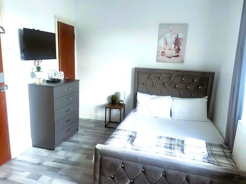 Studio to rent in Aldborough Road South, Ilford IG3, £950 pcm - Zoopla