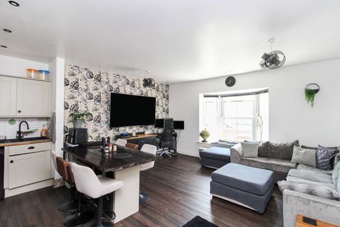 Station Way, Crawley, West Sussex. RH10, 2 bed flat for sale, £220,000 ...