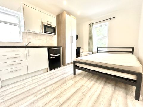 Studio to rent in Bulstrode Road, Hounslow TW3, £1,000 pcm - Zoopla