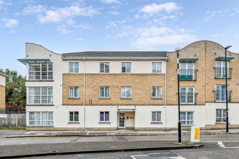 1 bed flat to rent in Horn Lane, London W3, £1,647 pcm - Zoopla