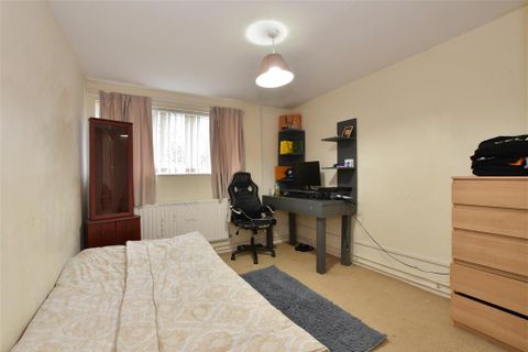 2 bed flat for sale in Falstones, Basildon, Essex SS15, £103,000 - Zoopla
