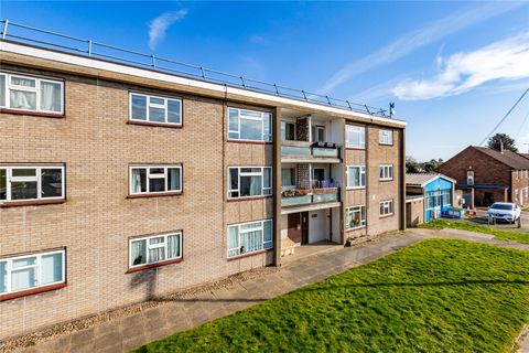 2 bed flat for sale in Macon Way, Upminster RM14, £260,000 - Zoopla