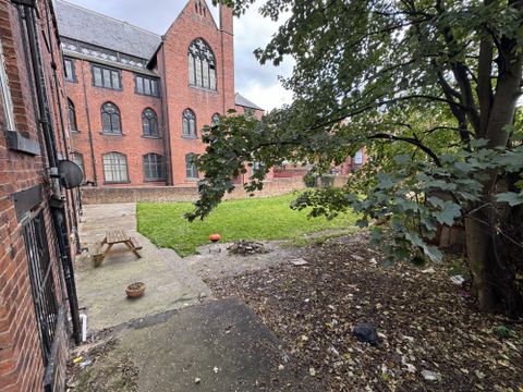 8 bed terraced house to rent in Victoria Road, Leeds, West Yorkshire ...