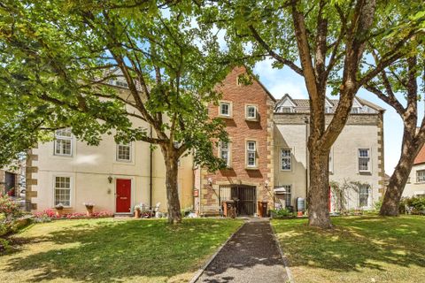 Vallis Way, Frome BA11, 2 bed flat for sale, £170,000 - Zoopla