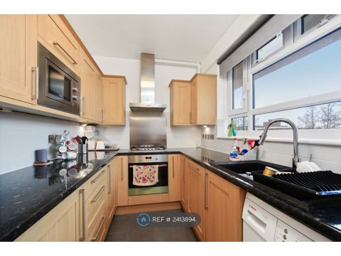 2 bed flat to rent in Albert Drive, London SW19, £2,200 pcm - Zoopla