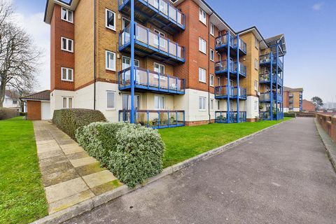 Riverside Court SO18, 2 bed flat for sale, £190,000 - Zoopla