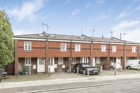 1 bed terraced house to rent in Campbell Road, Twickenham TW2, £1,550 pcm - Zoopla