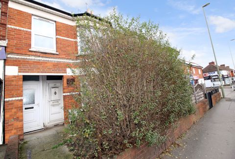 2 bed maisonette for sale in Ash Road, Aldershot GU12, £210,000 - Zoopla