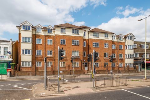 Gladesmere Court, Watford WD24, 2 bed flat for sale, £220,000 - Zoopla