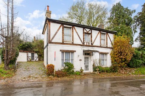 3 bed detached house for sale in Wormley West End, Broxbourne EN10, £ ...