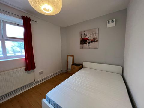 Room to rent in White City Estate, London W12, £725 pcm - Zoopla