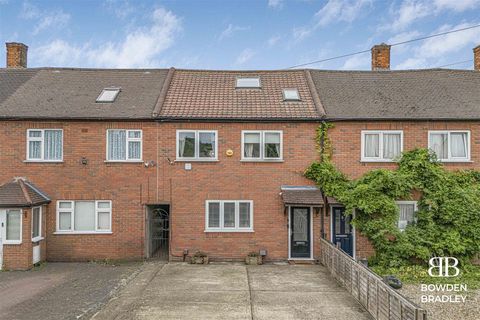 Manford Way, Chigwell IG7, 2 bed terraced house for sale, £400,000 - Zoopla