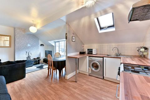 Streatham Road, London CR4, 2 bed flat to rent, £1,750 pcm - Zoopla
