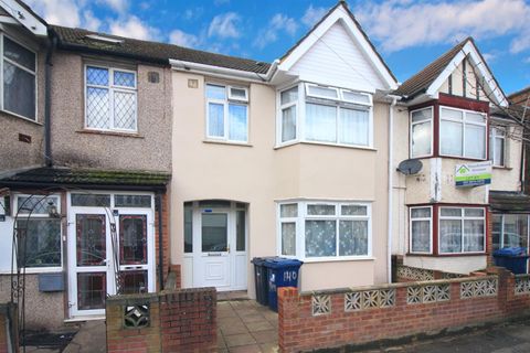 4 bed terraced house to rent in Trinity Road, Southall UB1, £2,350 pcm ...