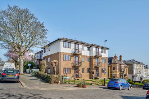 Horniman Drive, Forest Hill SE23, 2 bed flat to rent, £2,000 pcm - Zoopla