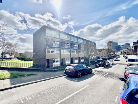 2 bed flat to rent in Mercury House, Glenhurst Road, Brentford TW8, £ ...