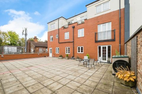 2 bed flat for sale in Station Road, Upminster RM14, £350,000 - Zoopla
