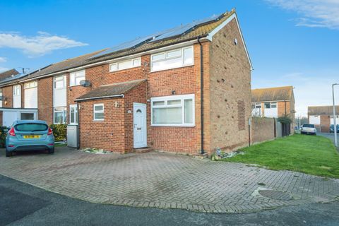 5 bed end terrace house for sale in Mallard Way, Lower Stoke, Rochester ...