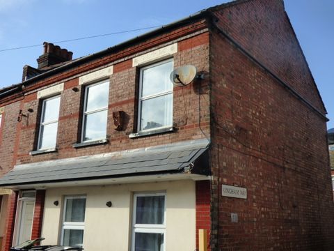 2 bed maisonette to rent in Reginald Street, Luton LU2, £1,350 pcm - Zoopla