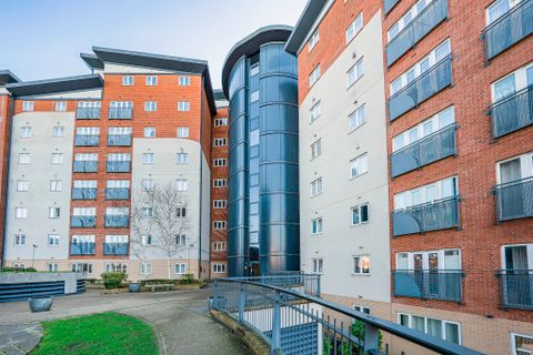2 bed penthouse for sale in Aspects Court, Slough SL1, £260,000 - Zoopla