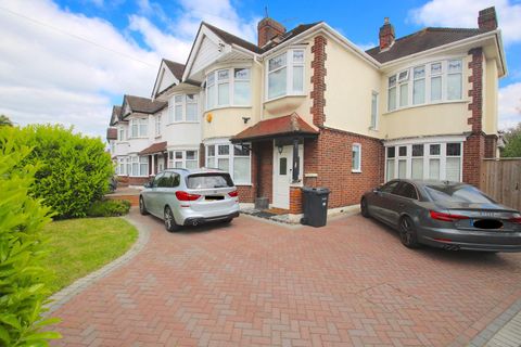 Parham Drive, Ilford IG2, 4 bed property to rent, £3,500 pcm - Zoopla