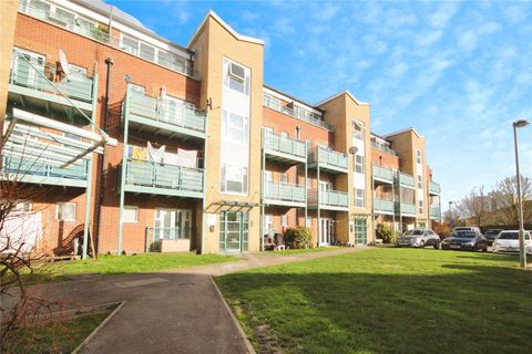2 bed flat to rent in Rivington Court, Dagenham RM10, £1,700 pcm - Zoopla
