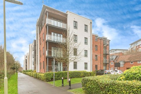 2 bed flat for sale in Sinclair Drive, Basingstoke RG21, £225,000 - Zoopla
