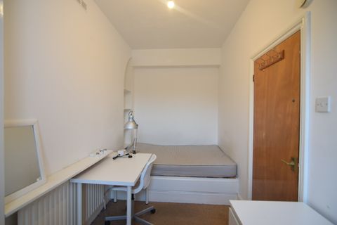 3 bed flat to rent in 14 College Terrace, Brighton, 0EE, United Kingdom ...