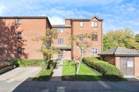 Linnet Way, Purfleet-On-Thames RM19, 1 bed flat for sale, £110,000 - Zoopla