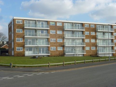 2 bed flat to rent in Clarence Court, Hunstanton PE36, £895 pcm - Zoopla